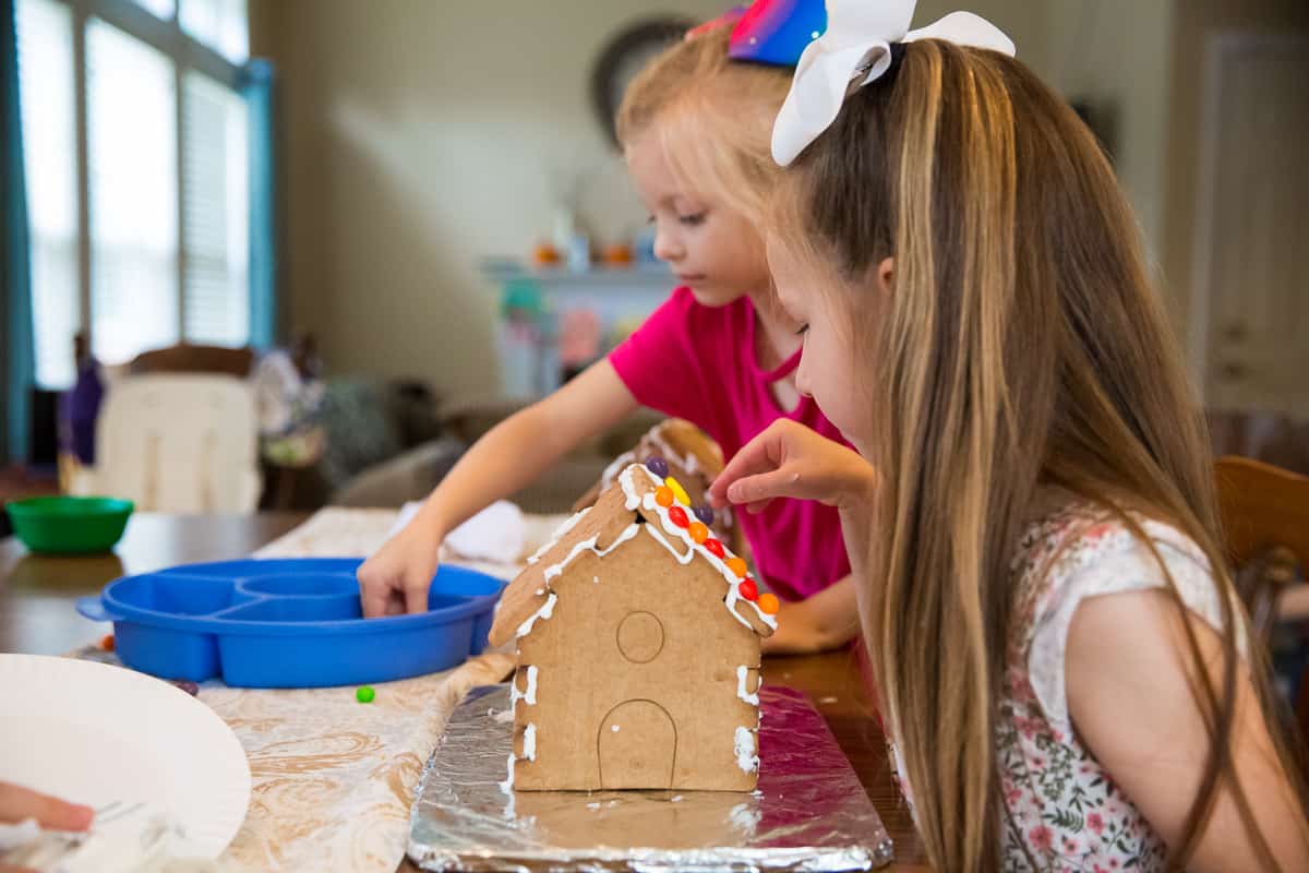 How To Host A Stress-Free Gingerbread House Party » Read Now!