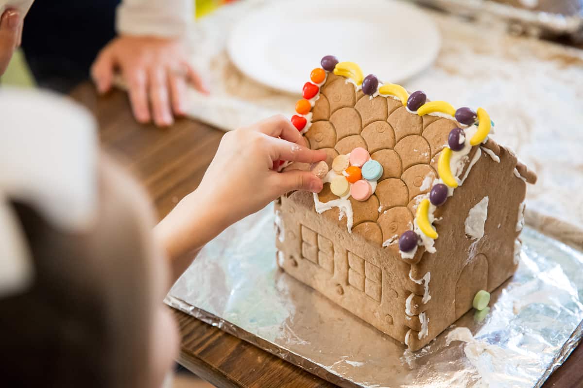 How To Host A Stress-Free Gingerbread House Party » Read Now!